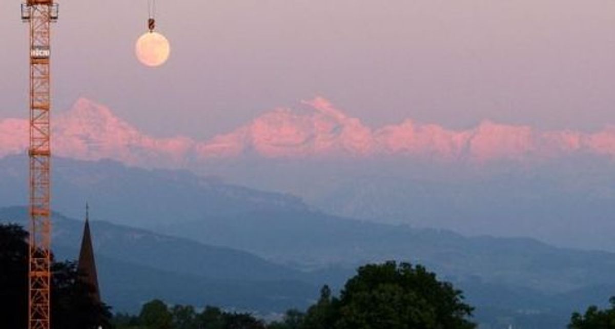Un pic mai la dreapta, un pic la stanga... perfect! Luna pare tinuta de ...