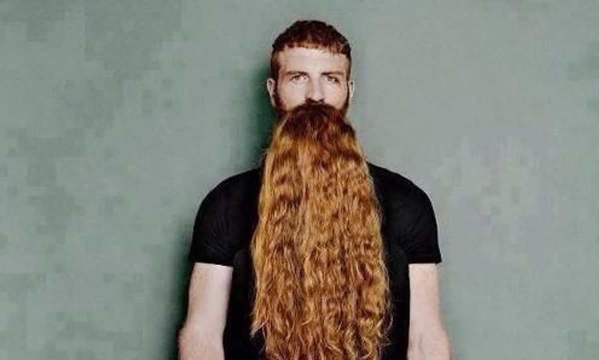 Crezi ca e un barbat cu barba roscata in fotografie? Uita-te mai bine ...