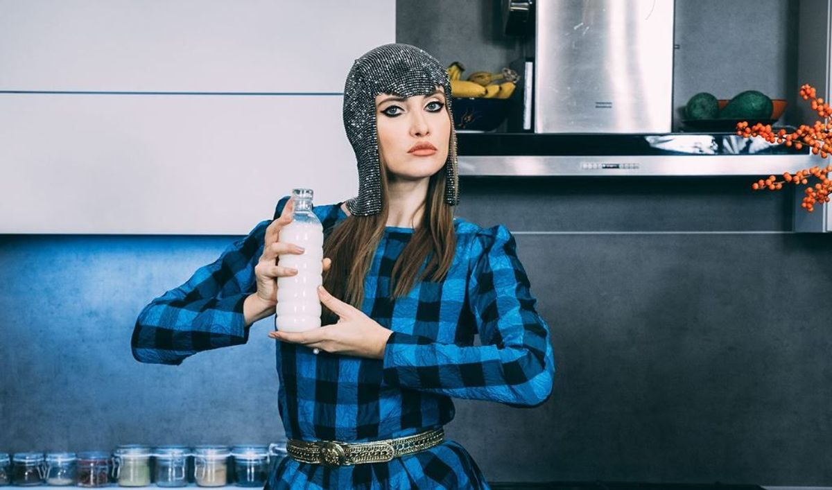 VIDEO Iulia Albu își face presing la dressing. A venit rândul ei să își facă curățenie în haine ...