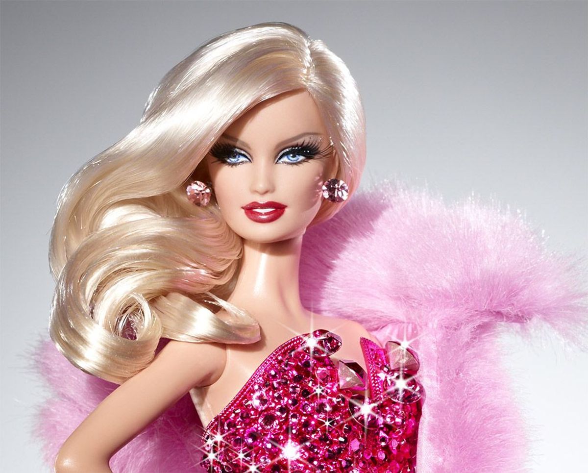 Ea este adevarata femeie-Barbie din Romania. Arata exact ca o papusa si ...
