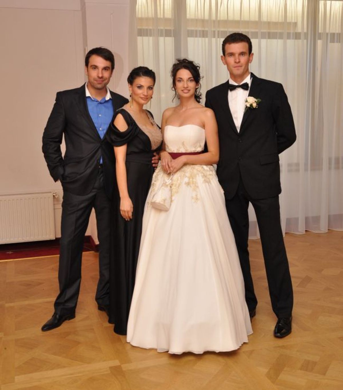 Alexandru Papadopol a furat mireasa si a dansat o hora in Piata Mare ...