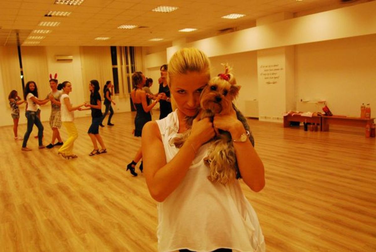 Va naste luna viitoare, dar nu renunta la dans! Vezi cat de bine arata ...