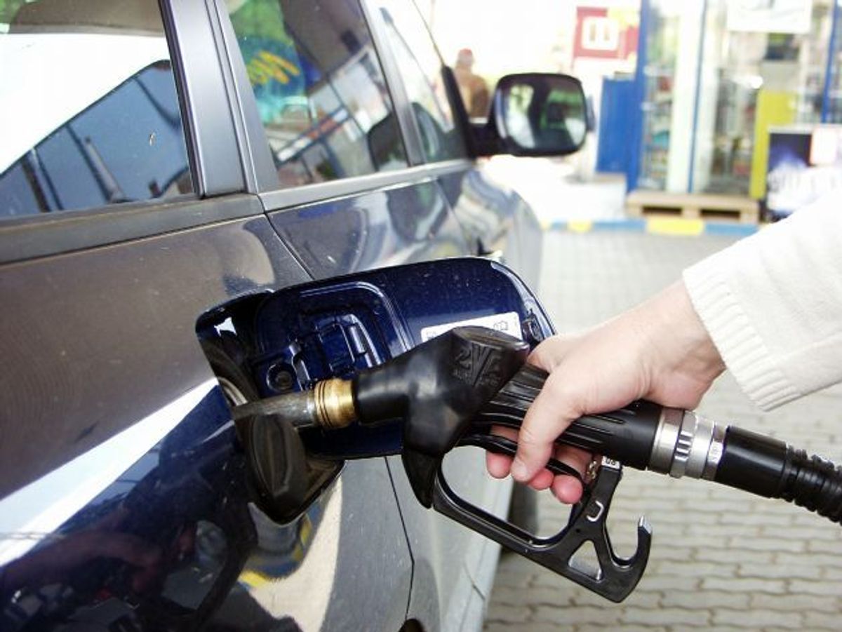 0,16 lei/litrul de benzina. Unde gasesti cei mai ieftini carburanti din ...
