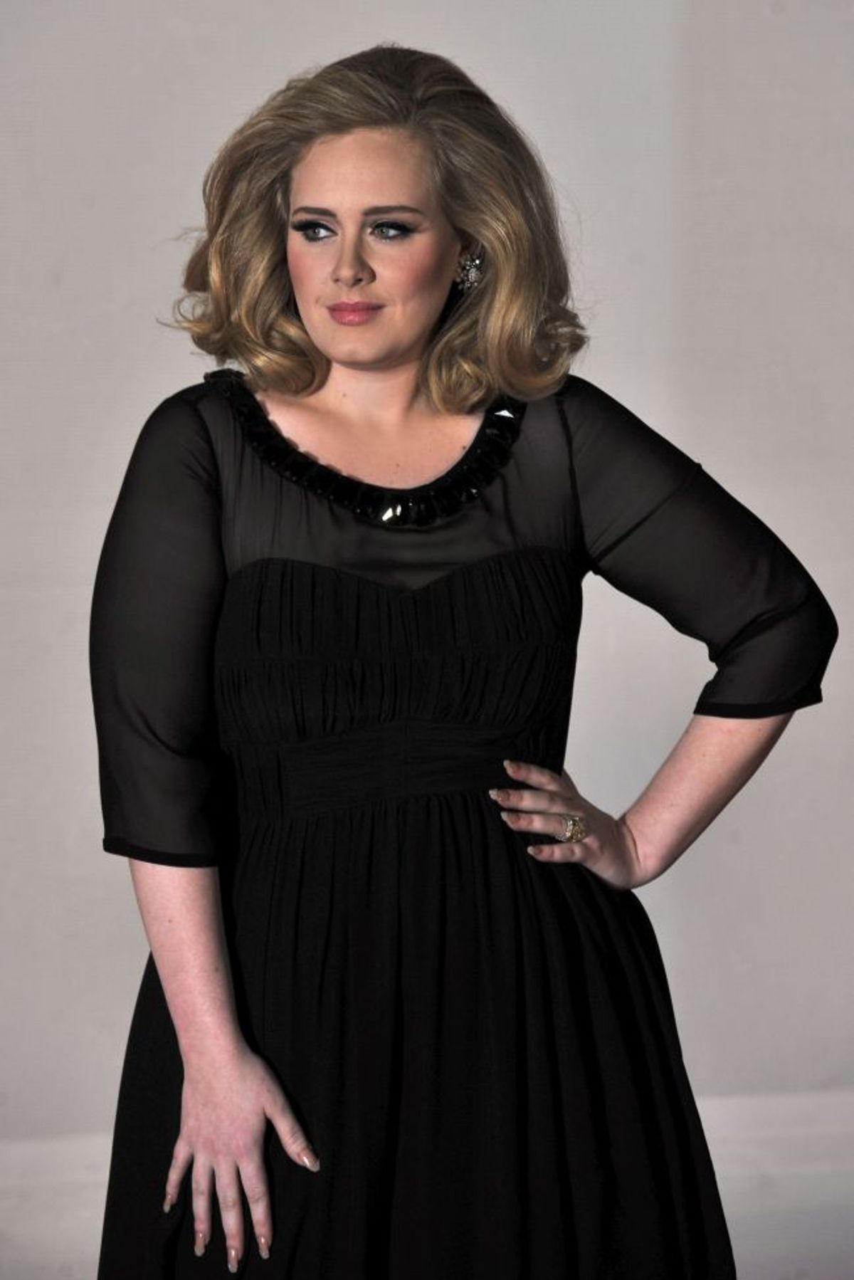 Adele recunoaste ca are probleme cu acoolul! Artista a uitat intr-un ...