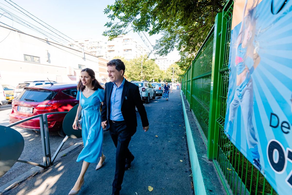 Soția lui Nicușor Dan are un salariu la care mulți nici nu visează! În ...