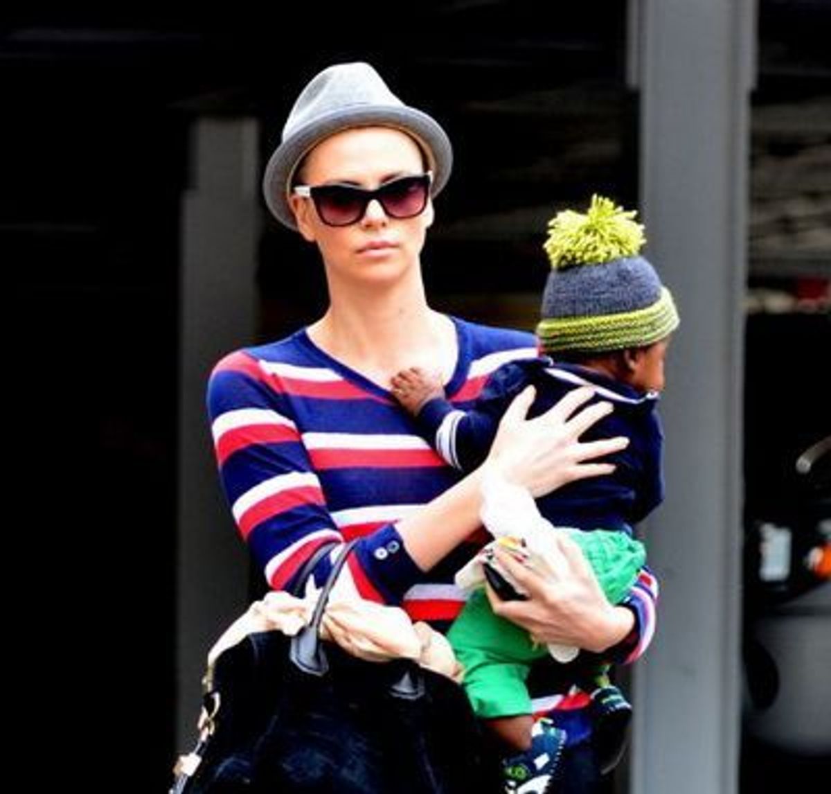 Charlize Theron, transformare totala. Actrita s-a tuns cheala pentru ...