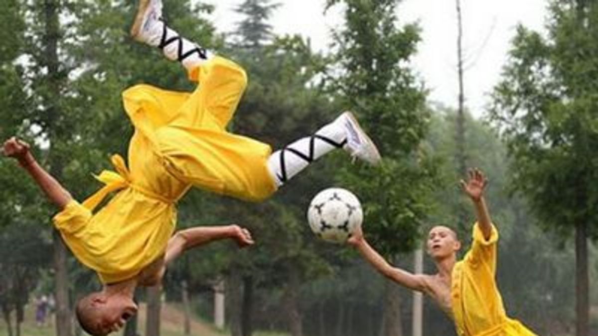 Calugarii shaolini bat mingea mai ceva ca fotbalistii profesionisti ...
