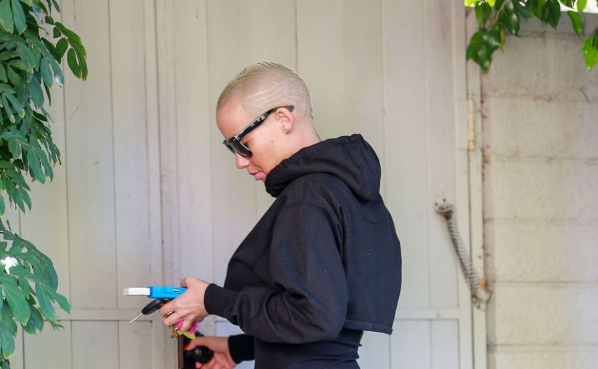 S-a speculat ca nu are posterior perfect rotund pe cale naturala ...