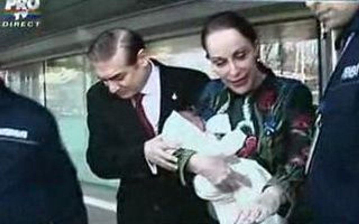 Printul Paul al Romaniei si-a externat bebelusul | PRO TV