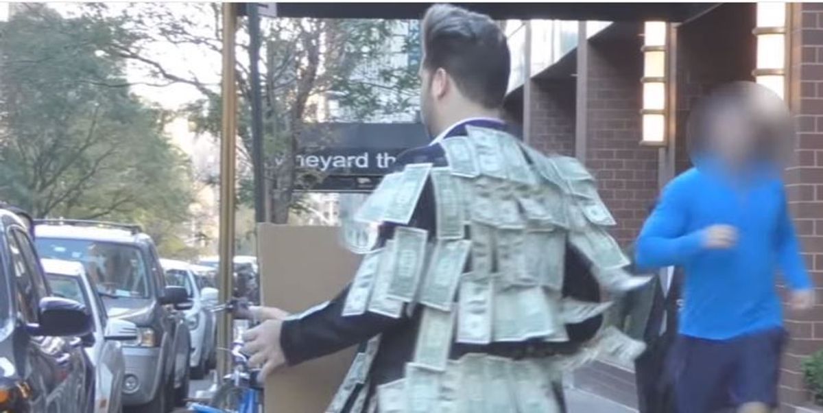 Si-a lipit bani pe sacou si i-a invitat pe trecatori sa ia atat cat le ...