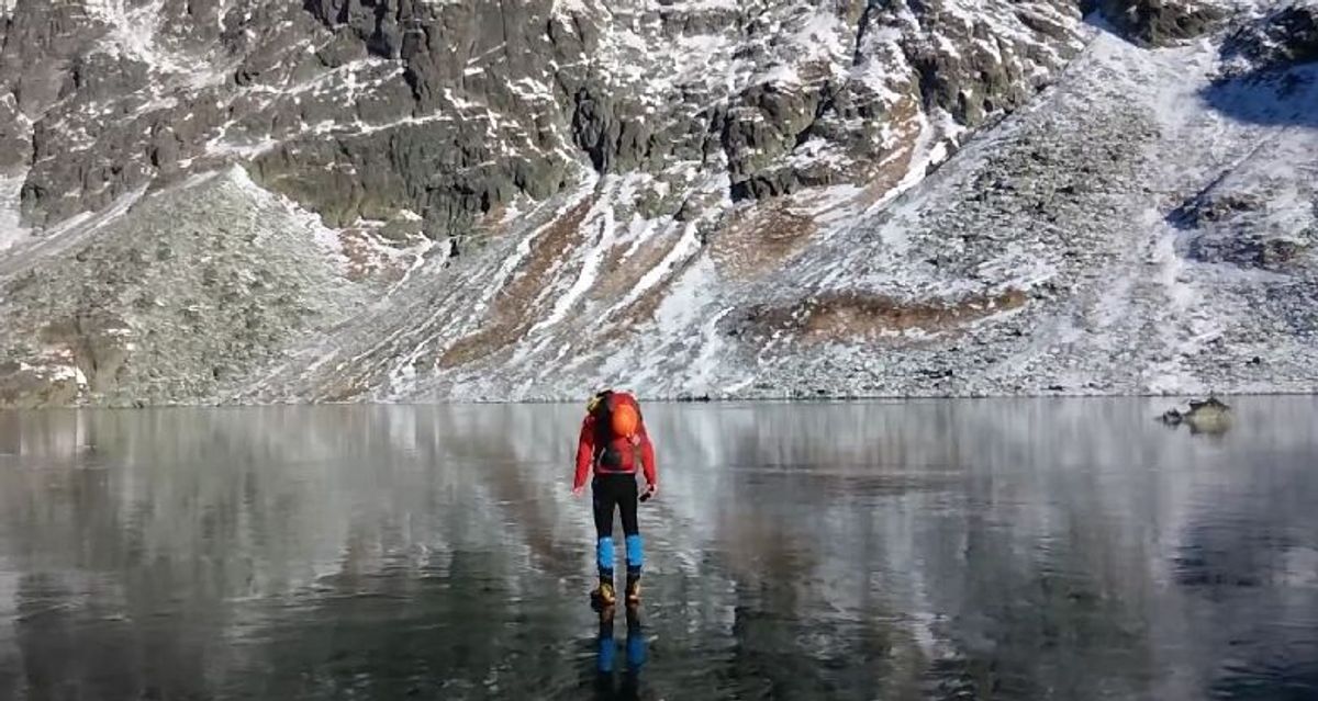 Imaginile care iti taie rasuflarea. Doi alpinisti traverseaza un lac ...