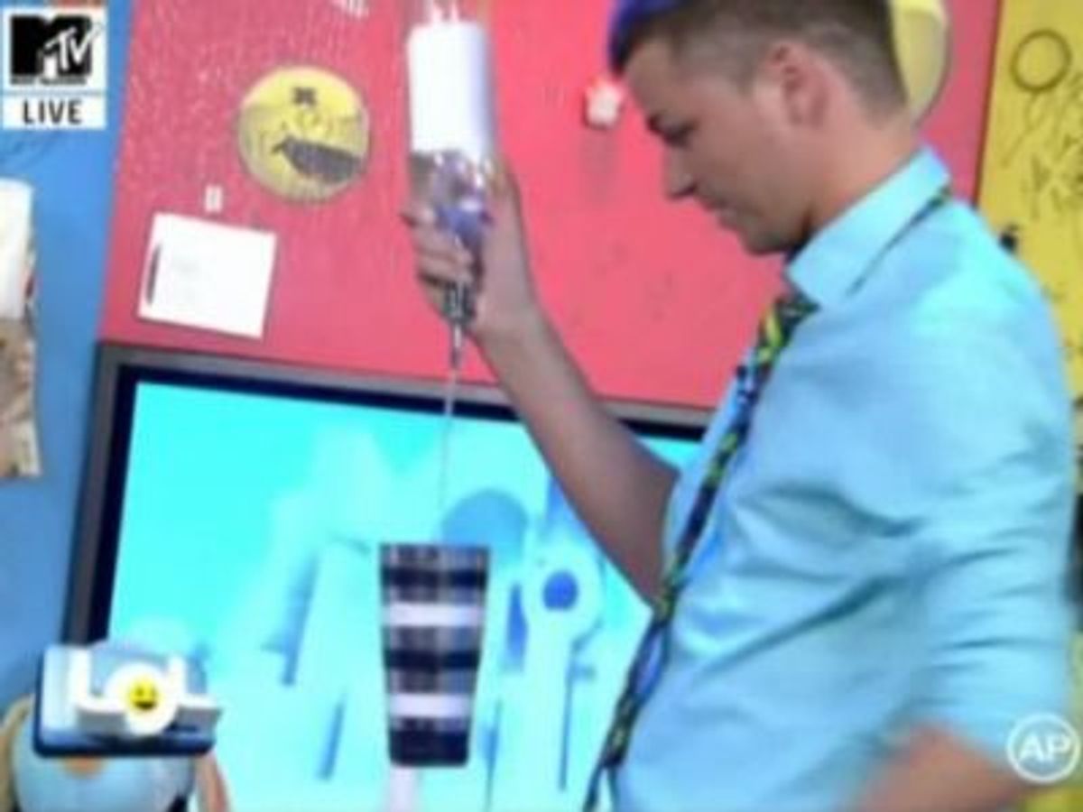 Valentin Luca a facut magie cu un shaker si o sticla la LOL cu GreeG si ...