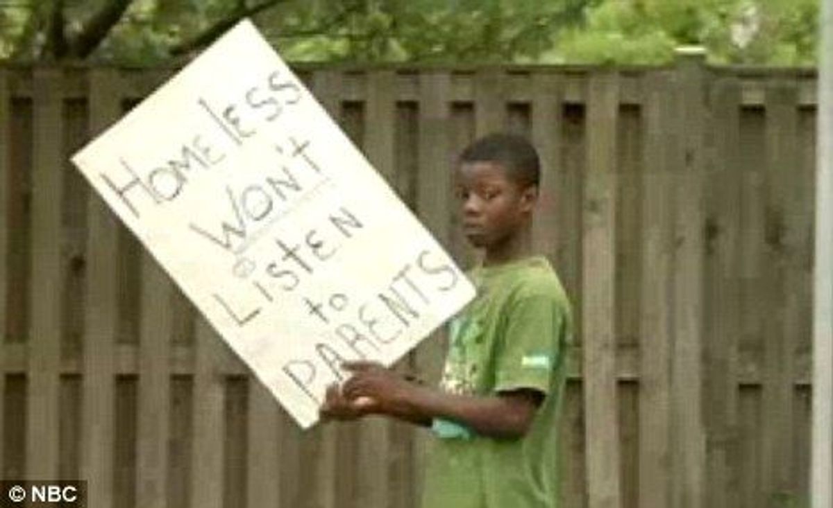 Incredibil! Ce parinte ar face asa ceva? Afla de ce umbla acest copil ...