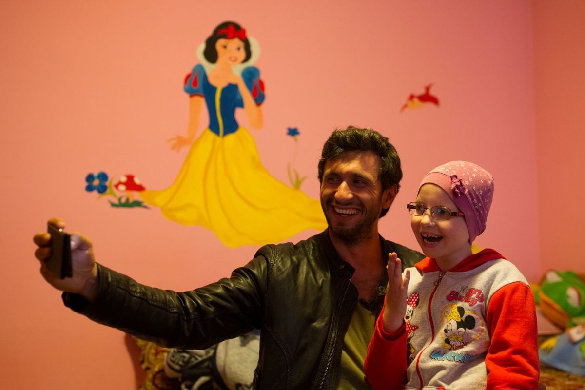 Visuri la Cheie prezinta povestea unei fetite bolnave. Parintii lui ...