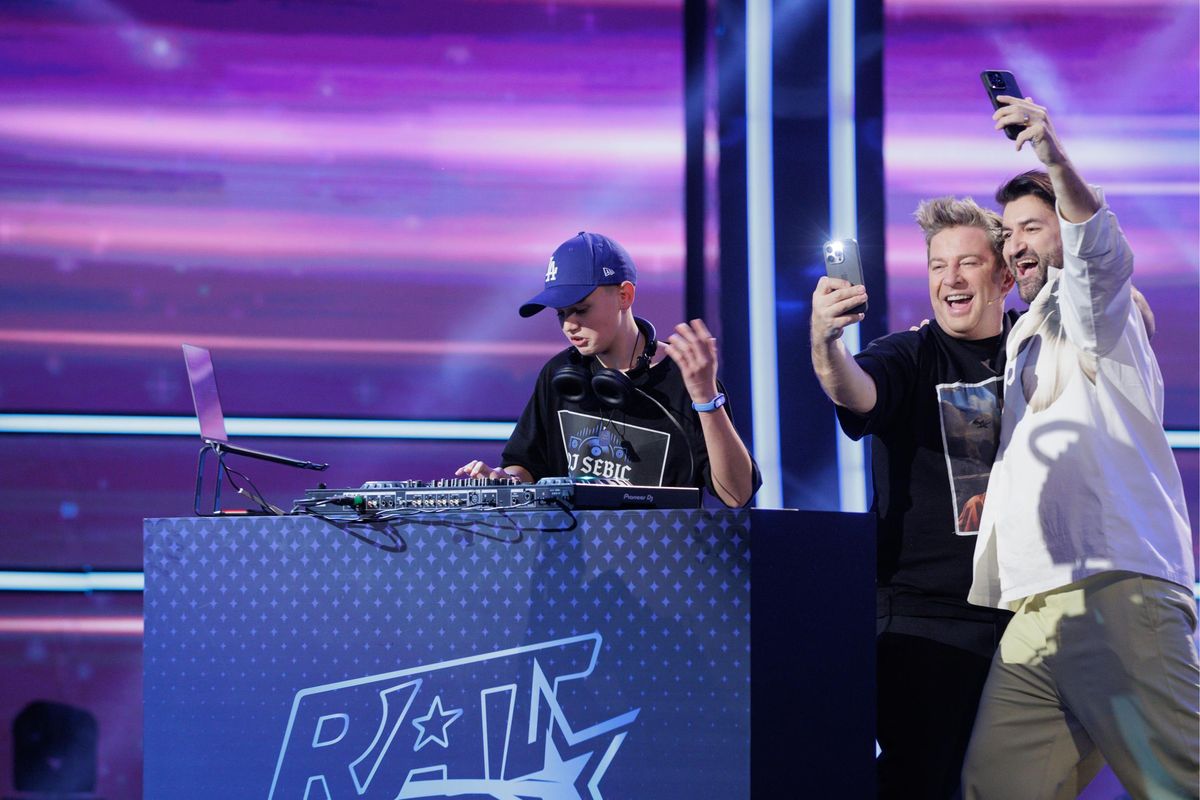 La doar 12 ani face show ca un profesionist! DJ Sebic, moment ...