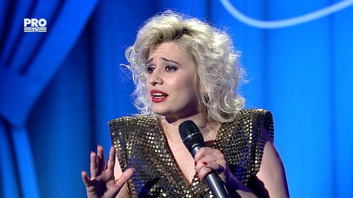 Prezenta ei pe scena este o invitatie la buna-dispozitie. Toata lumea a ...