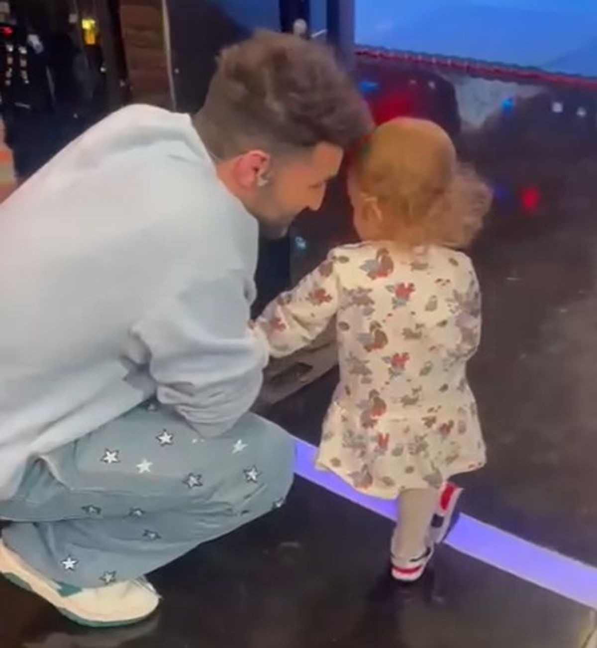 Videoclip viral cu Smiley și fiica lui în culisele Românii au talent ...