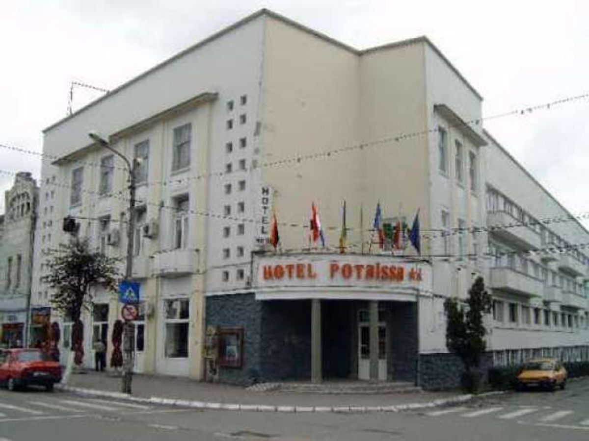 Transformarea fabuloasa a unui vechi hotel de o stea din Romania. Cum ...