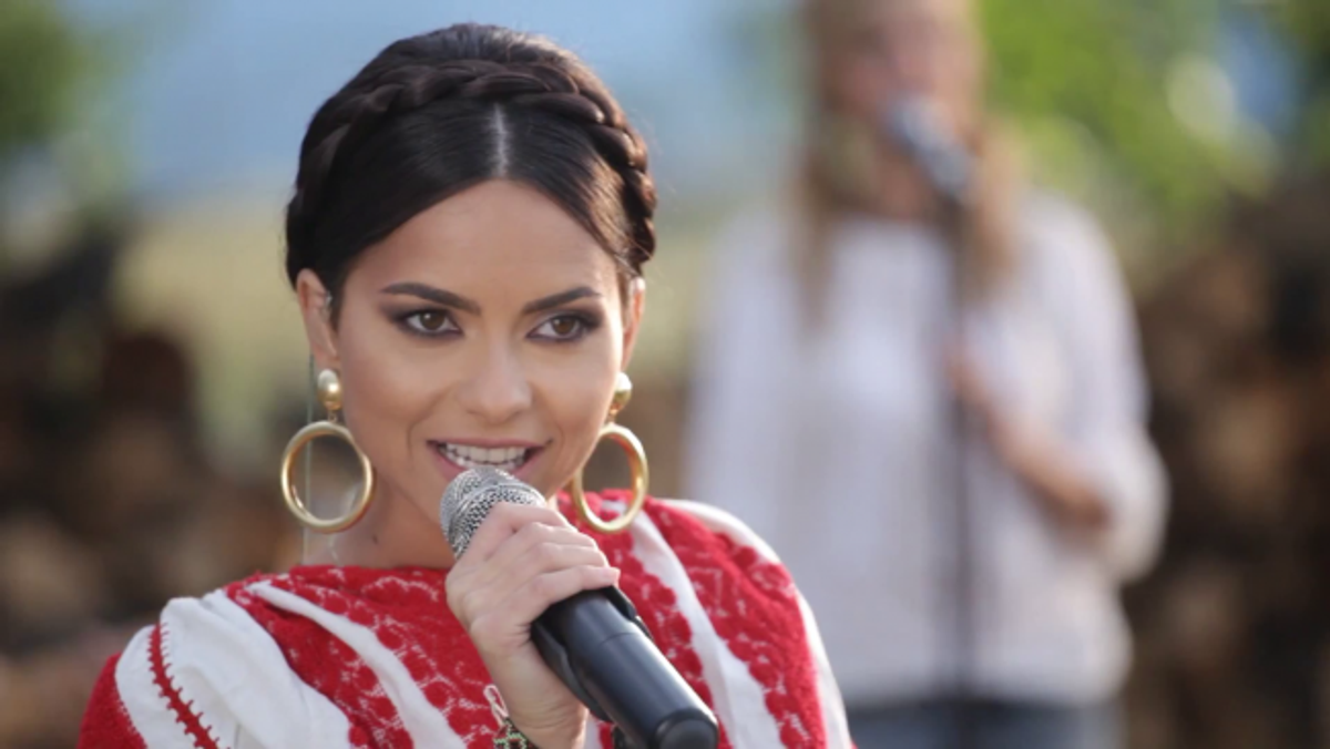 Inna canta in curtea bunicii la tara, imbracata in haine populare! Vezi ...