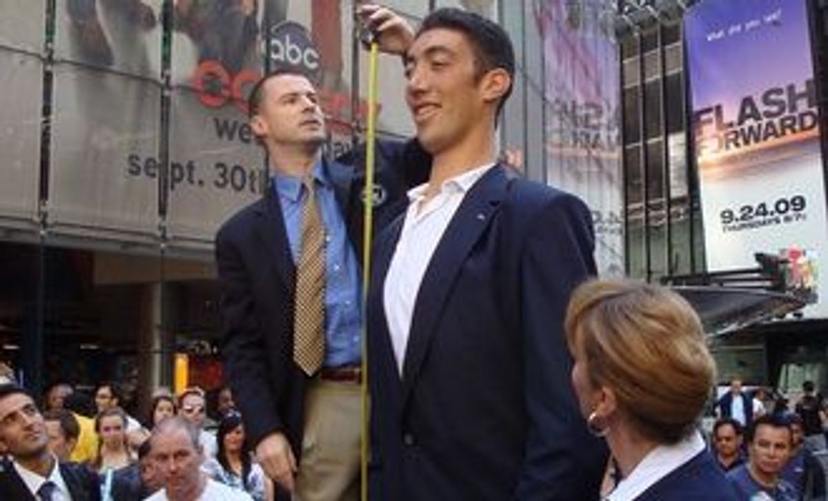 Cel mai inalt barbat din lume (2,46 metri) a fost la "Happy Hour" | PRO TV