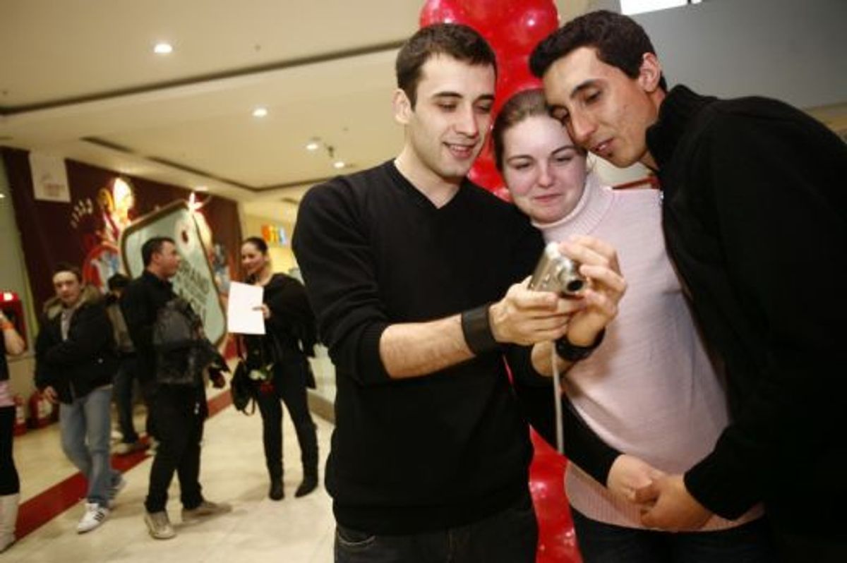 Roxana Ciuhulescu, Daniel Nitoiu si Mihai Petre au facut fotografii ...