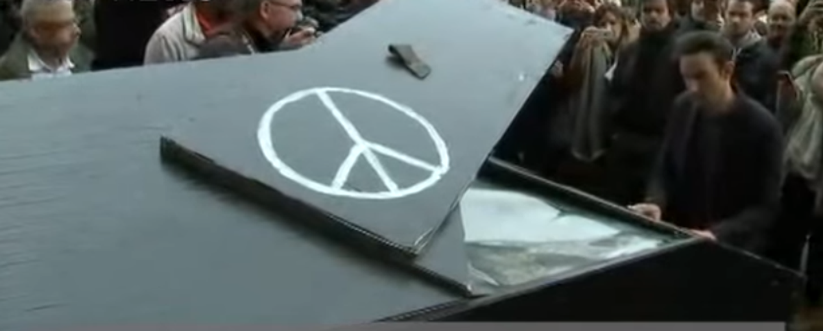 Si-a adus pianul in centrul Parisului si i-a facut pe trecatori sa ...