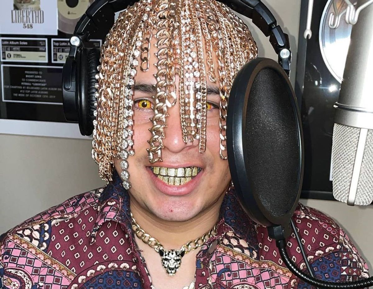 Ce riscă să pățească rapperul care și-a implantat lanțuri de aur în loc ...