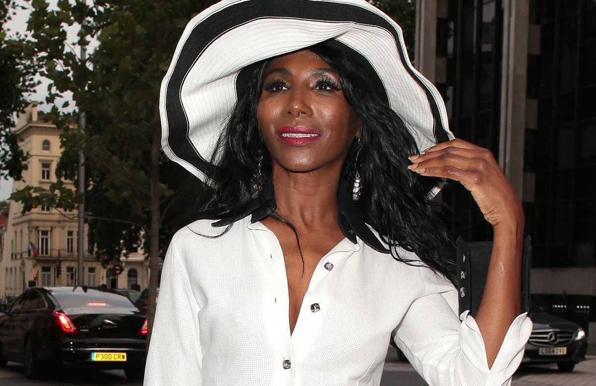Sinitta, mulatra care s-a iubit cu Brad Pitt în anii ’80, a pozat nud ...