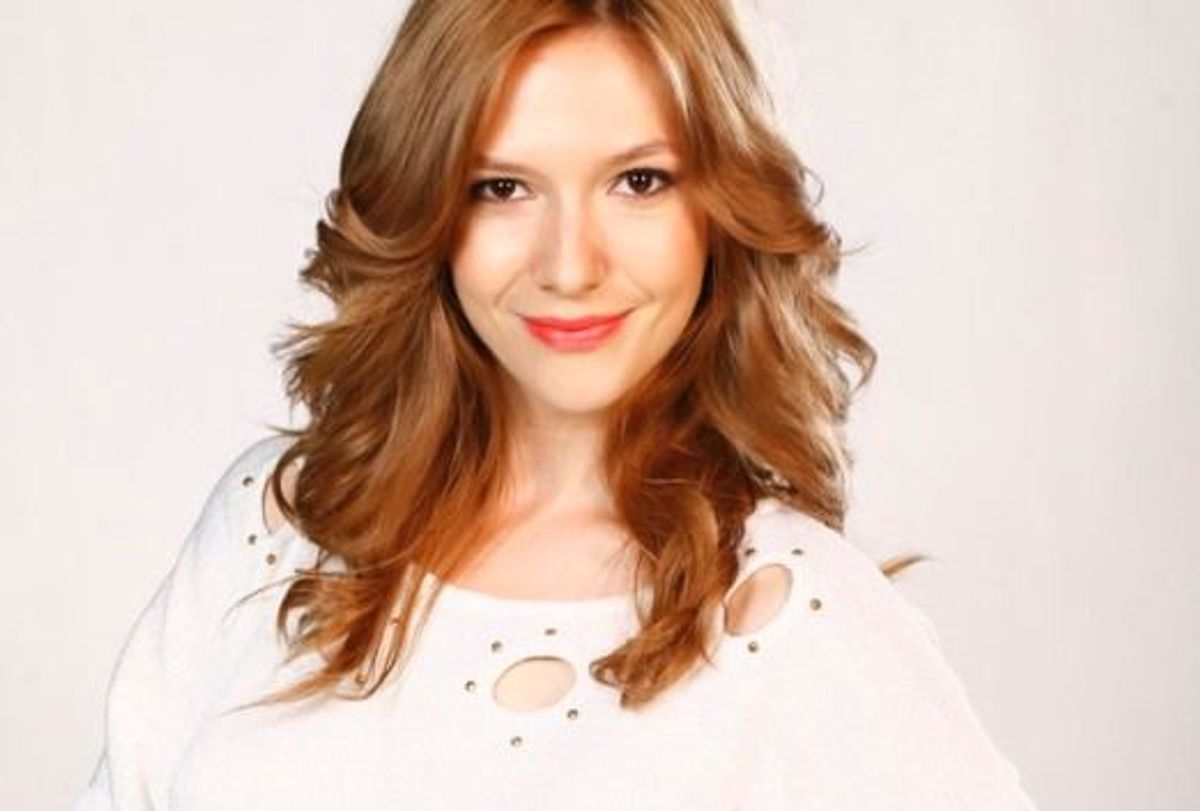 In genunchi, de caldura. Cea mai indrazneata fotografie cu Adela Popescu in costum de baie: | PRO TV