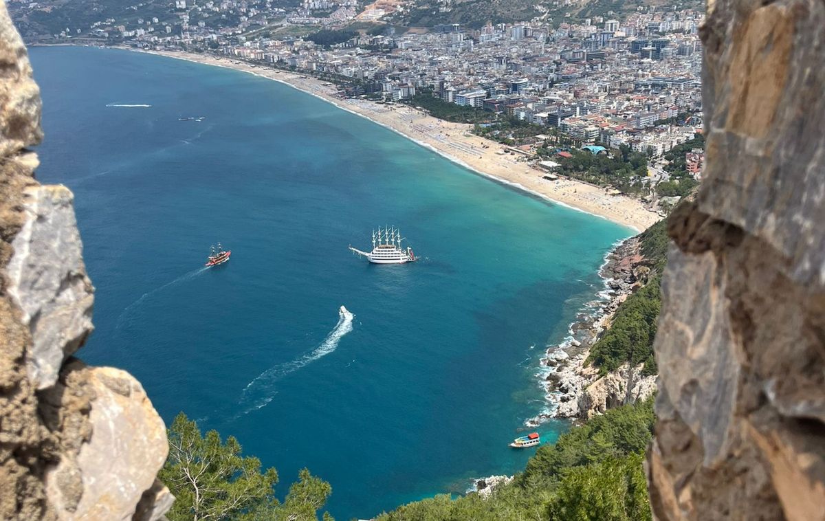 Destinația de vacanță cu ape turcoaz și panorame spectaculoase care se ...