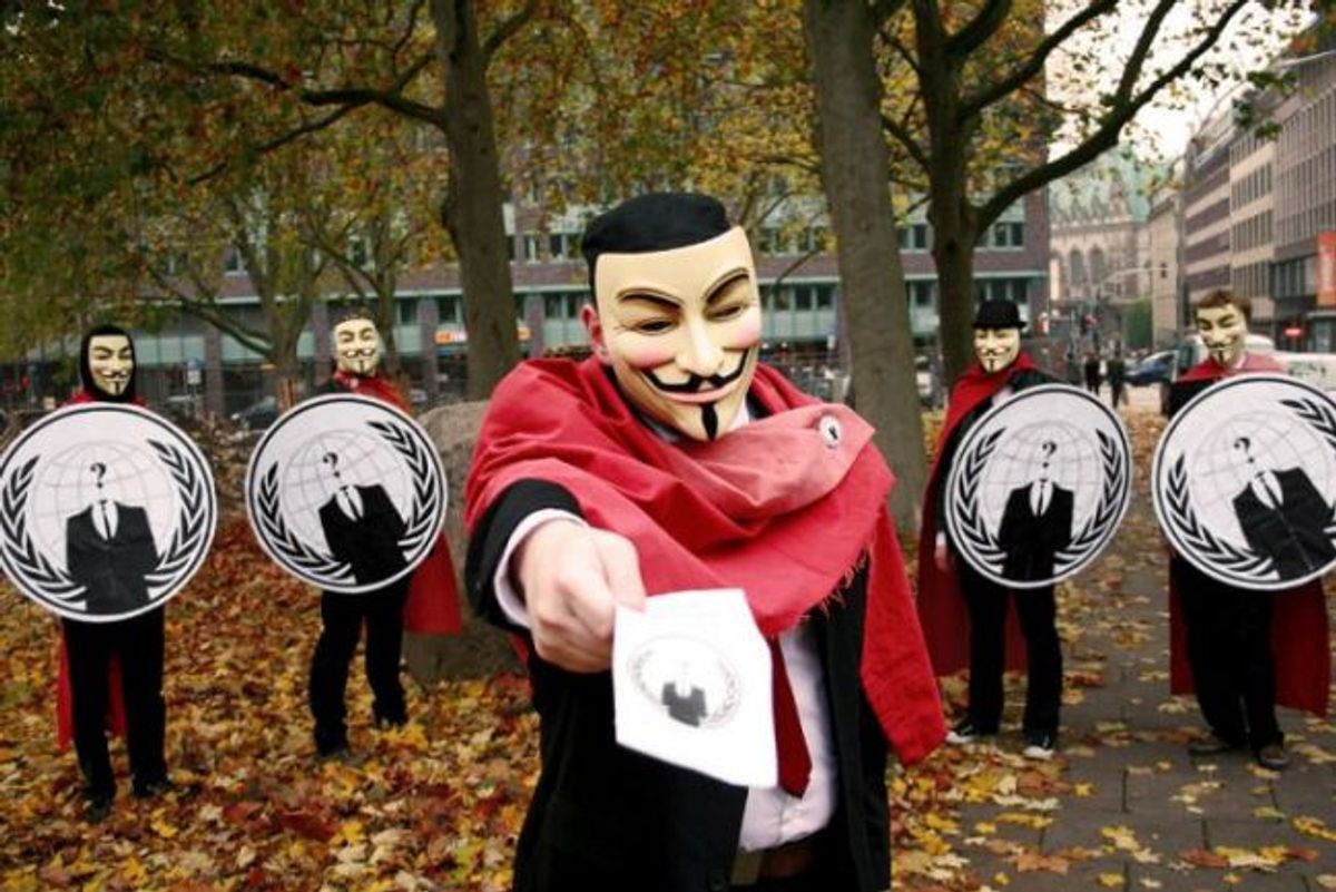Hackerii de la Anonymous au spart un site romanesc si au publicat 2.000 fisiere TOP Secret | PRO TV