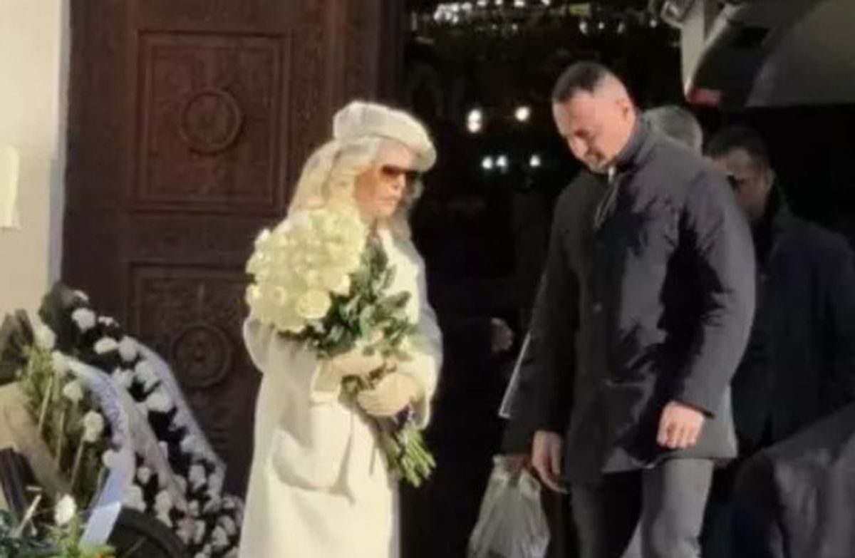 De ce s-a îmbrăcat în alb Loredana Groza la înmormântarea tatălui ei ...