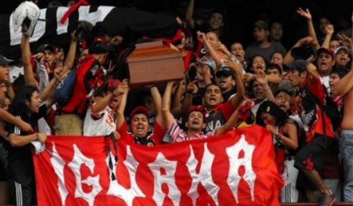 FOTO: Imagine sinistra pe un stadion: fanii au adus un CADAVRU la meci ...