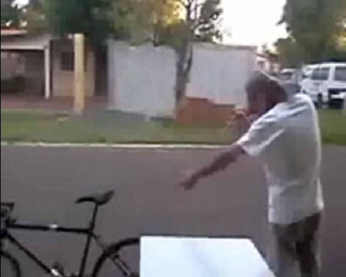 Uite cum incearca un betiv sa se urce pe bicicleta! | PRO TV