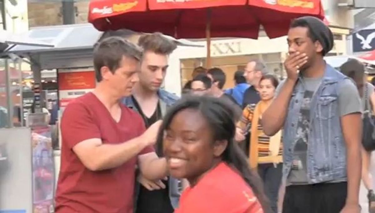 "Cum ai facut asta?" A rugat cativa trecatori sa ii faca o poza, iar in ...