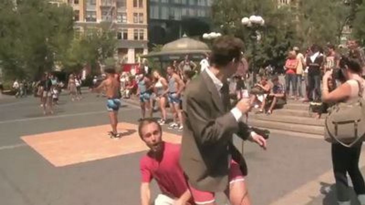 Un reporter a ramas in chiloti in timpul unei transmisiuni live. VIDEO ...