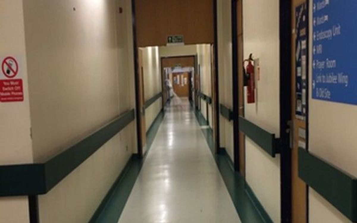 Iubita i-a cerut sa-i dovedeasca ca e la serviciu, iar el a pozat holul ...