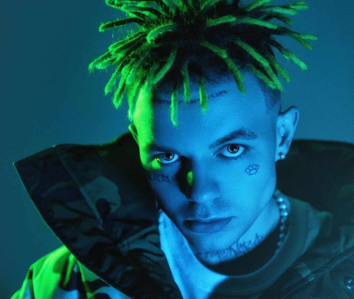 Rapperul rus Eldzhey și-a cumpărat un câine-robot, pe care îl plimbă în ...