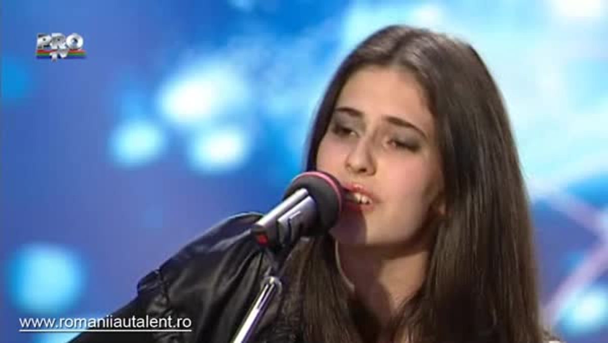 Alma Boiangiu canta din voce si la chitara | Scene si bonusuri din ...