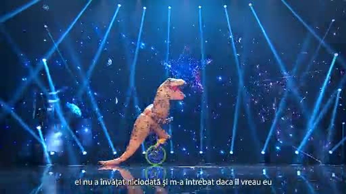 Fenomenul din culise - Philip Bull, spectacol inedit pe monociclu ...