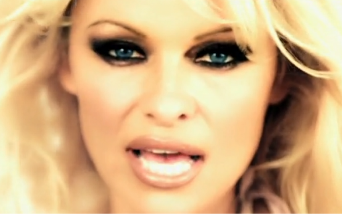 Reclama interzisa la TV cu Pamela Anderson. Clipul e un adevarat succes ...