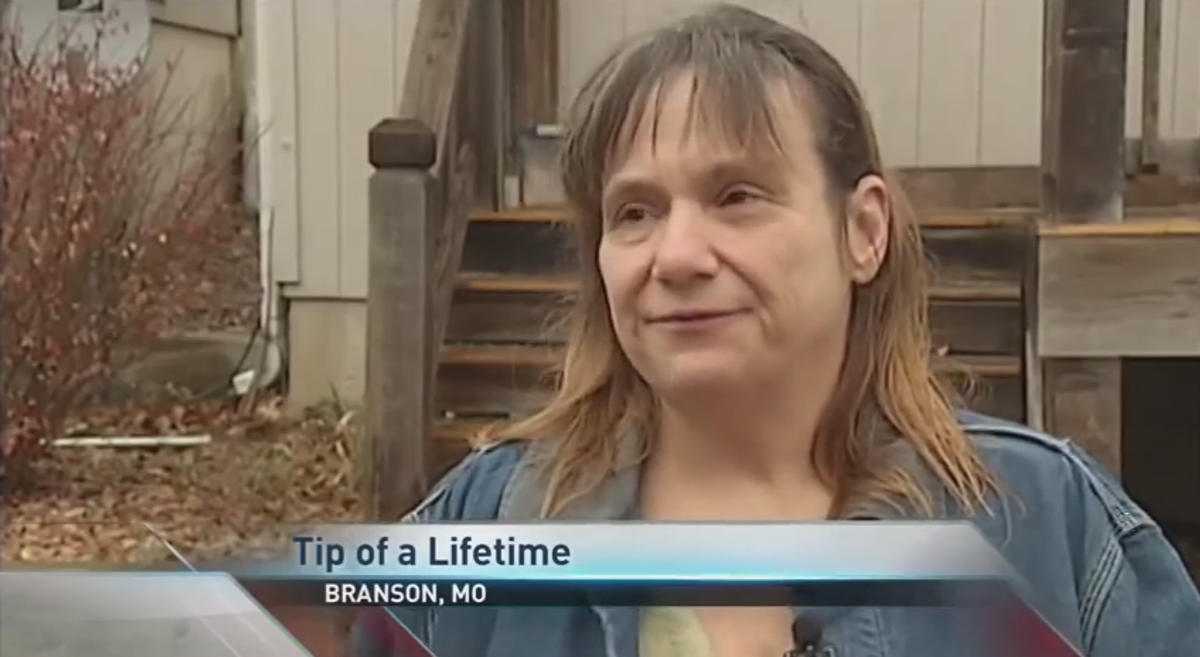 O chelnerita a primit cel mai tare bacsis din viata ei. Nu i-a venit sa ...