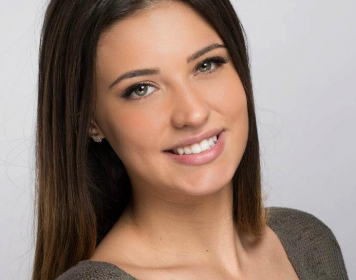 Antonia, retusata atat de mult pe coperta unei reviste, incat i-a ...