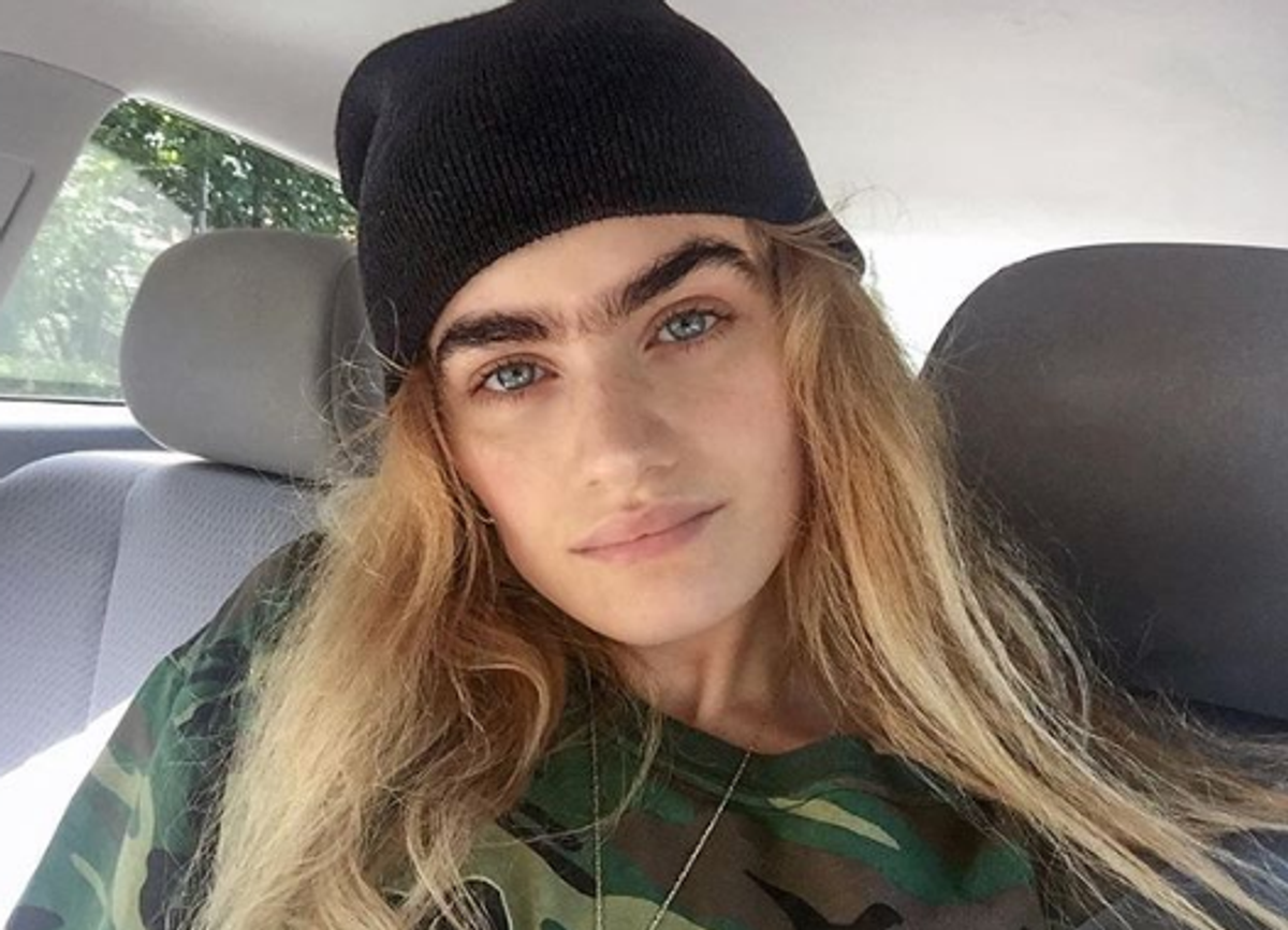 Are o singura spranceana, refuza sa se penseze, dar are si o explicatie ...