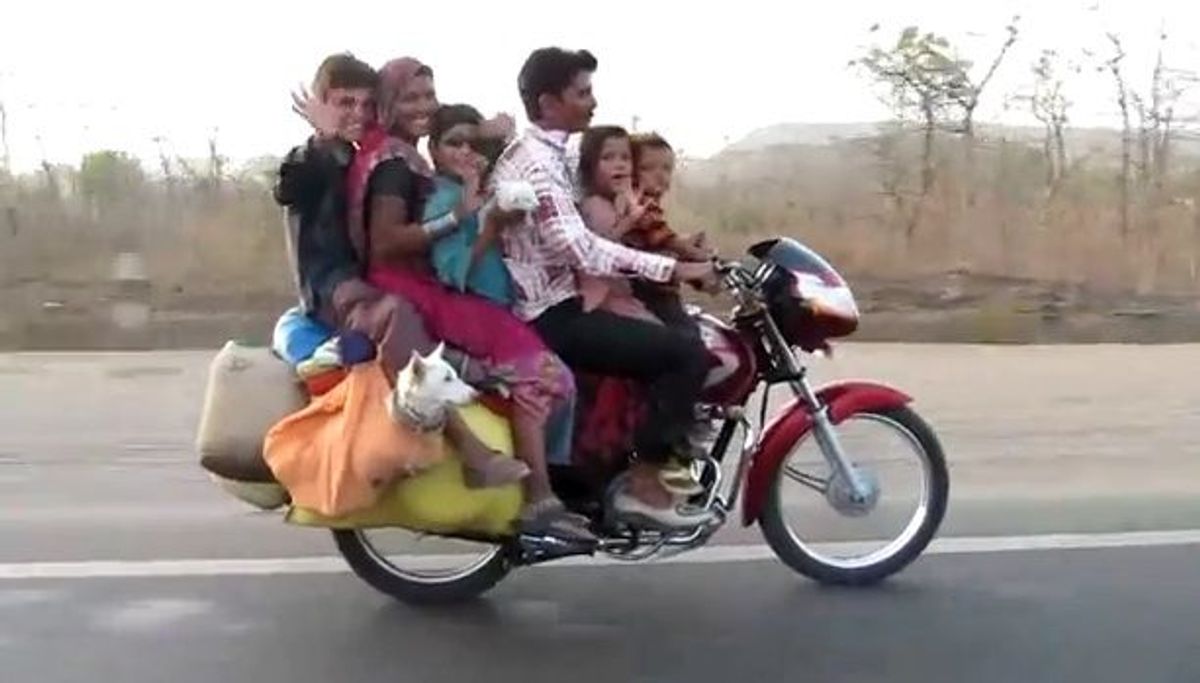 VIDEO. Unde-s multi, veselia creste! Cum se deplaseaza oamenii in India: | PRO TV