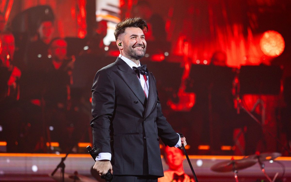 Cu o sală arhiplină și un public în extaz, în prima sa zi de concert pop-simfonic, Smiley a ...