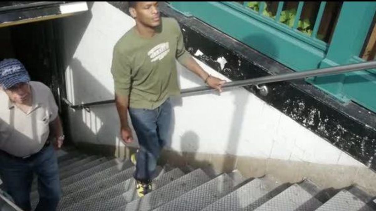 Un centimetru inseamna ENORM de mult! O statie de metrou unica in lume ...