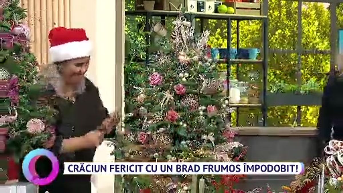 Crăciun fericit cu un brad frumos împodobit! | Scene si bonusuri din ...