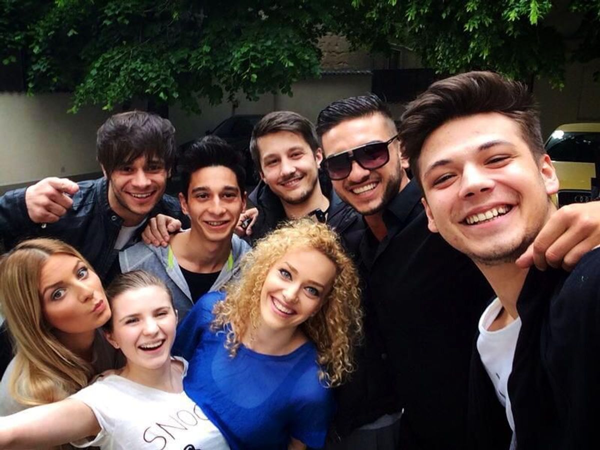 In sfarsit s-a aflat, iar artistul a recunoscut. Ea este iubita ...