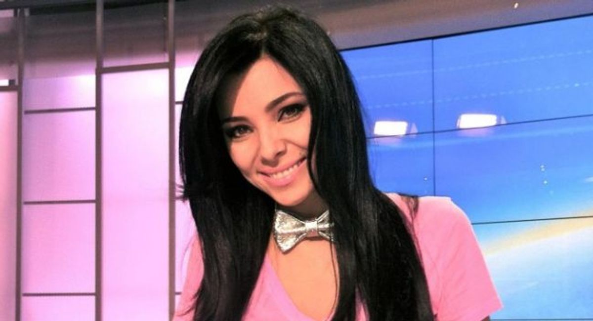 Corina Caragea: "Am o sora total diferita de mine". Una are ochi ...